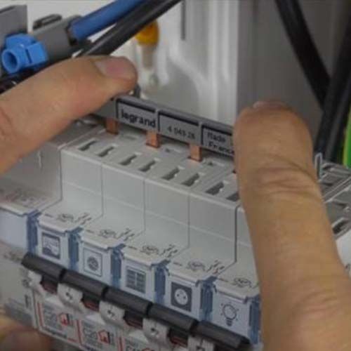 Peigne d'alimentation électrique LEGRAND universel 13 modules - 404926 123elec.com